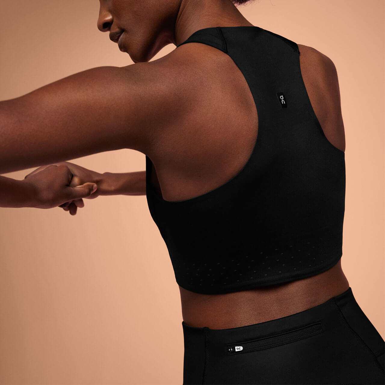 Top sportowy ON RUNNING RACE CROP 45930 - Sklep turystyczny Sewel.pl